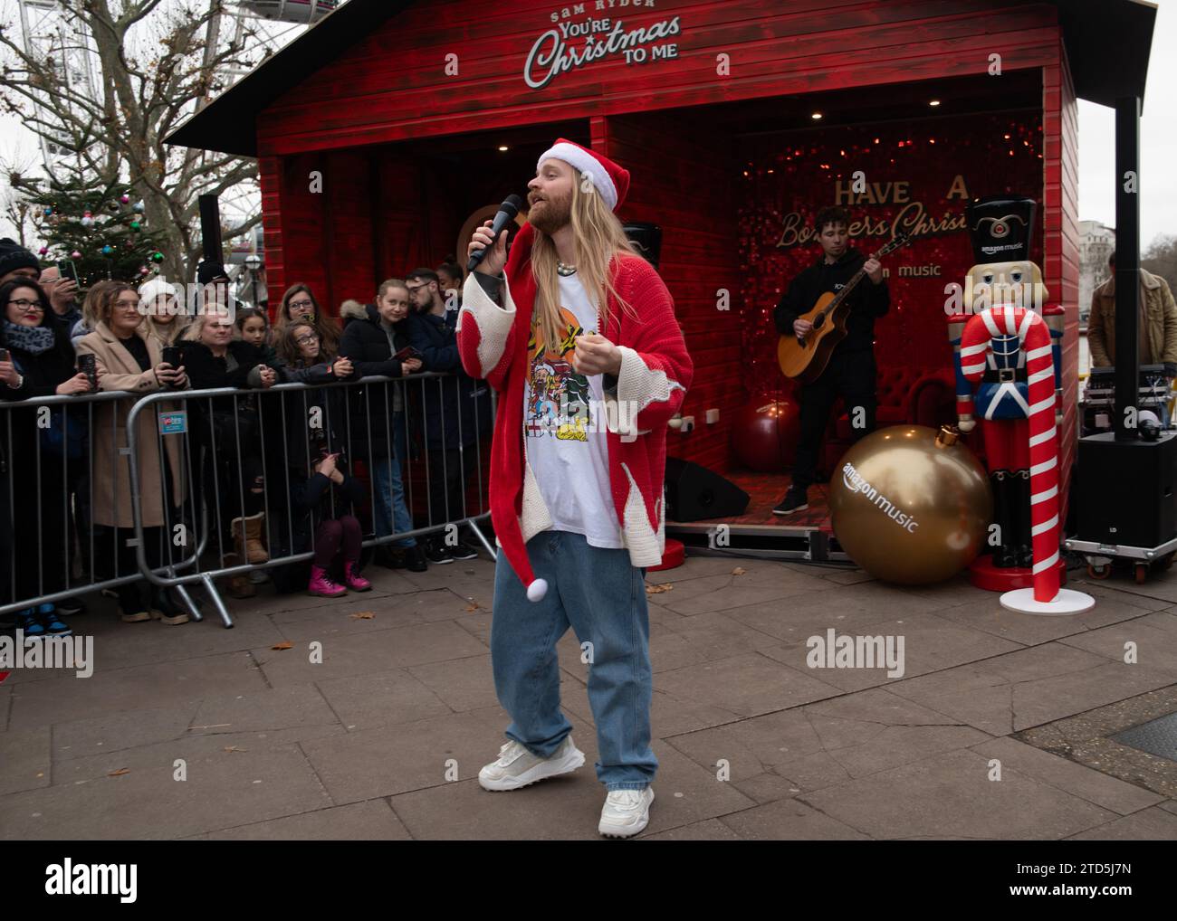 London, United Kingdom. 16th December 2023. Sam Ryder doing a pop up ...