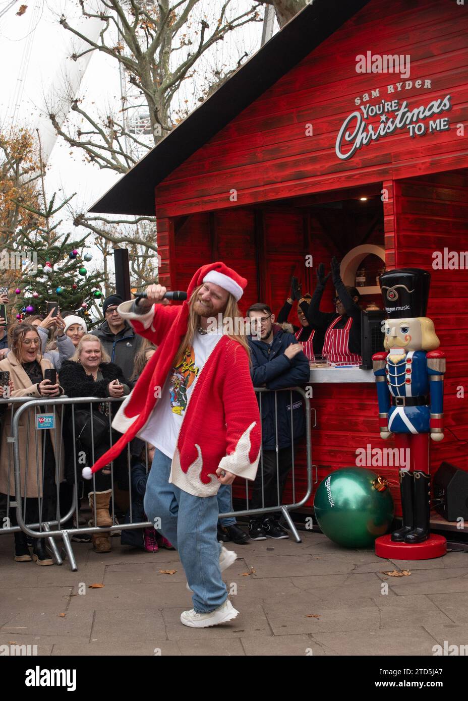 London, United Kingdom. 16th December 2023. Sam Ryder doing a pop up ...