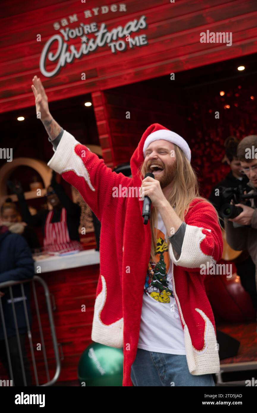 London, United Kingdom. 16th December 2023. Sam Ryder doing a pop up ...
