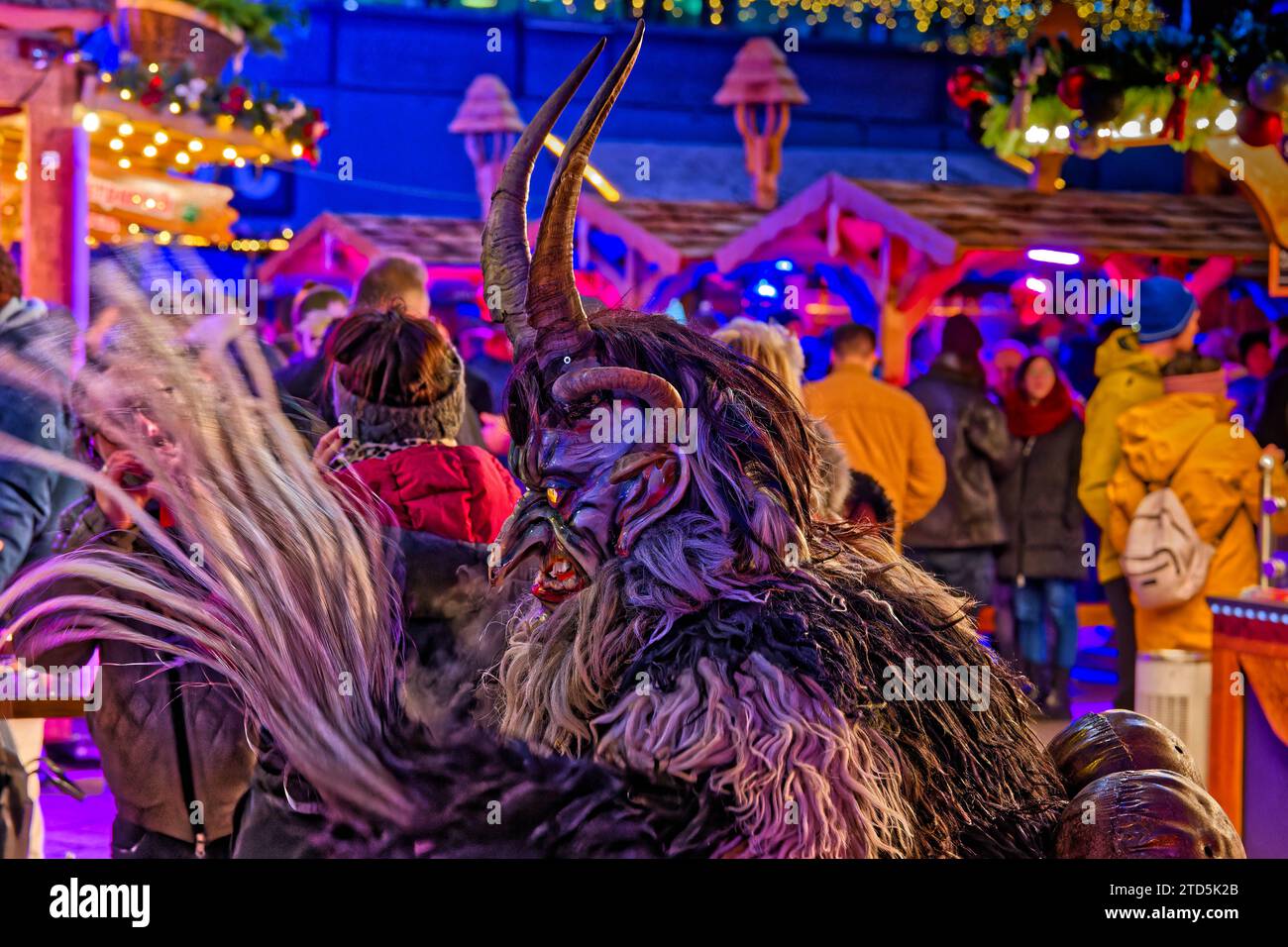 Bestien und Hexen am Flughafen in München. Der Perchtenlauf von den ...