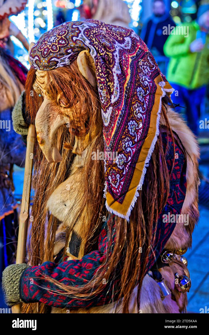 Bestien und Hexen am Flughafen in München. Der Perchtenlauf von den ...