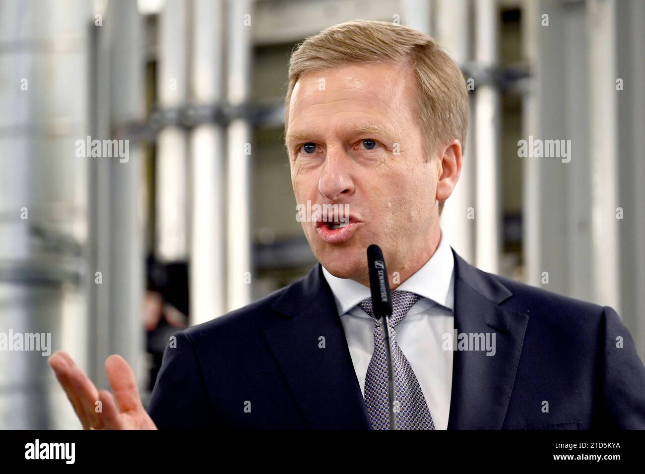 BMW-Chef Oliver Zipse bei einem Werksrundgang im BMW Group Werk München ...