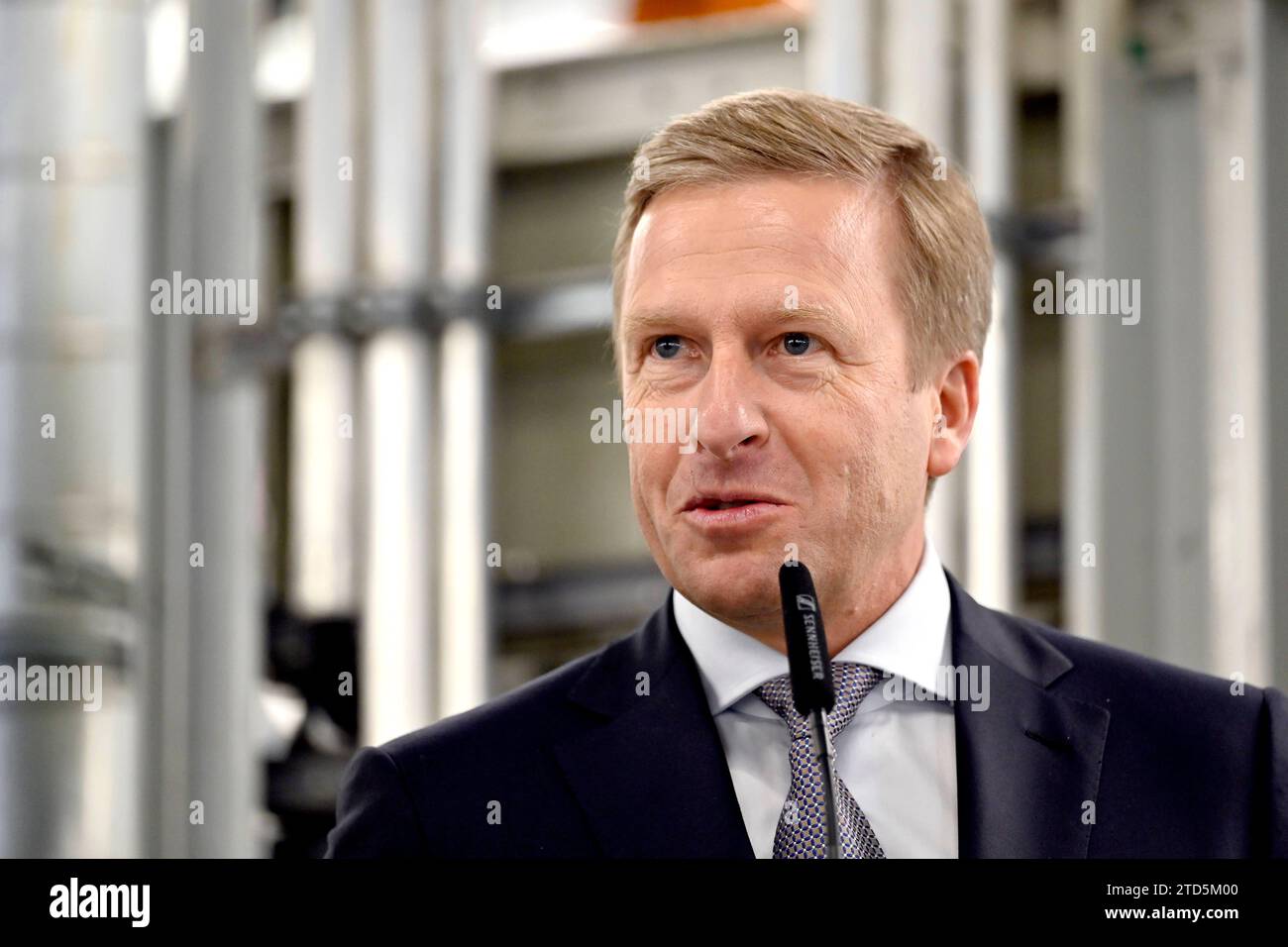 BMW-Chef Oliver Zipse bei einem Werksrundgang im BMW Group Werk München ...