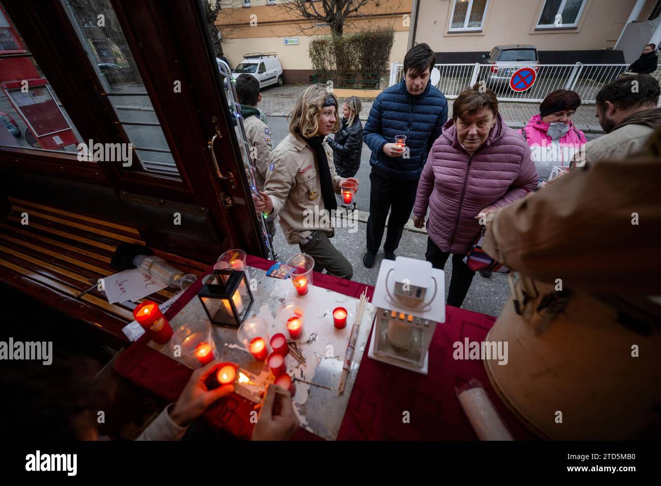 Czech scouts brought the Peace Light of Bethlehem to people in Prague ...