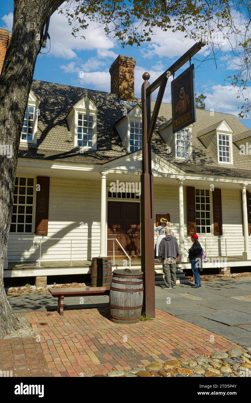 The Raleigh Tavern on Duke of Gloucester Street, Colonial Williamsburg ...