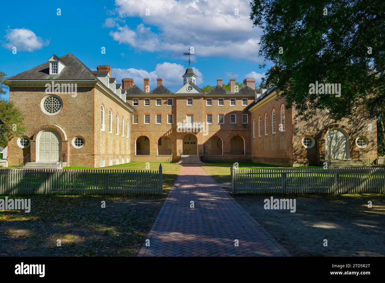 The Wren building on the campus of William & Mary College in ...