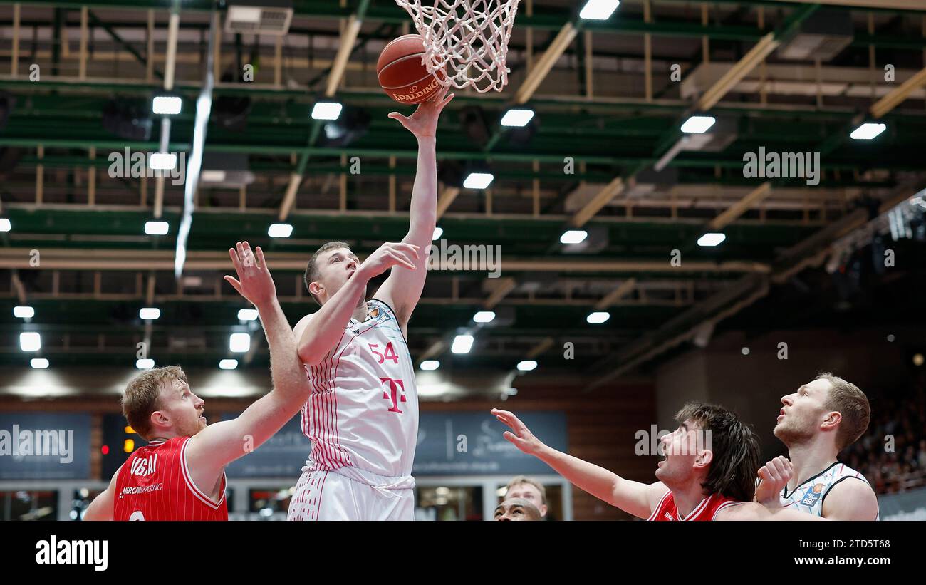 Bild: v. l. Max Ugrai (Wuerzburg Baskets, 6), Thomas Kennedy (Telekom ...