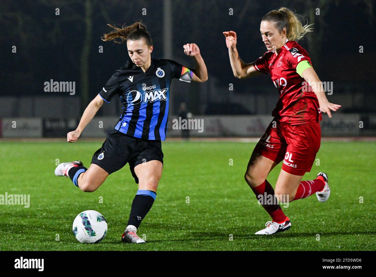 Jody Vangheluwe (22) of Club YLA pictured fighting for the ball with Pauline Windels (5) of ...