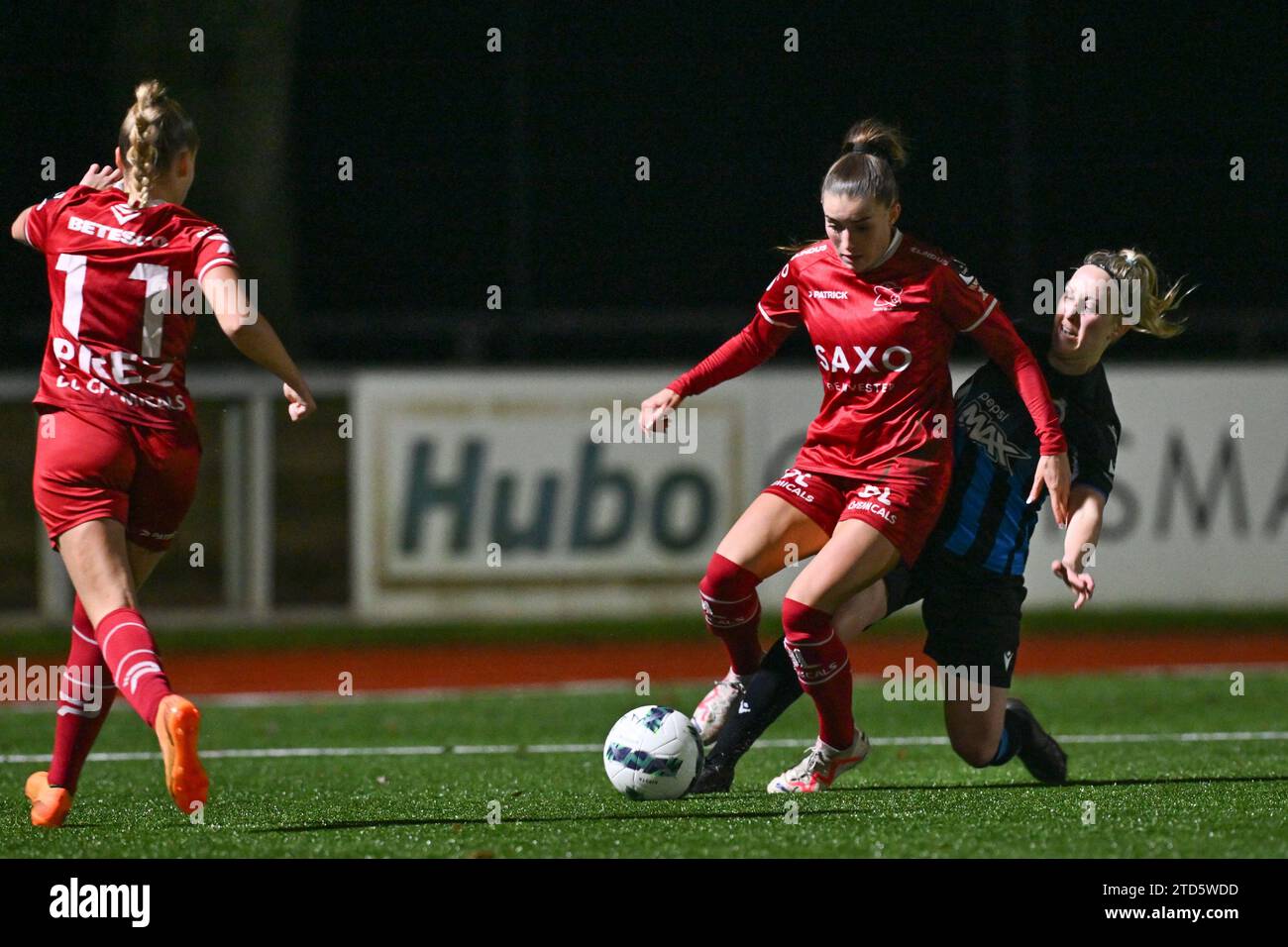 Luisa Blumenthal (27) of Zulte-Waregem pictured fighting for the ball with Celien Guns (10) of ...