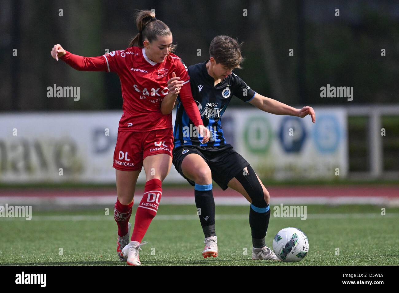 Luisa Blumenthal (27) of Zulte-Waregem pictured fighting for the ball with Isabelle Iliano (18 ...