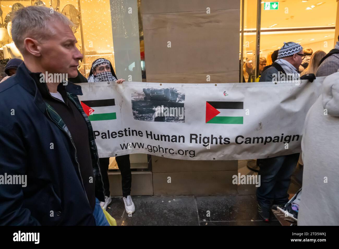 Glasgow, Scotland, UK. 16th December, 2023. People supporting Palestine ...