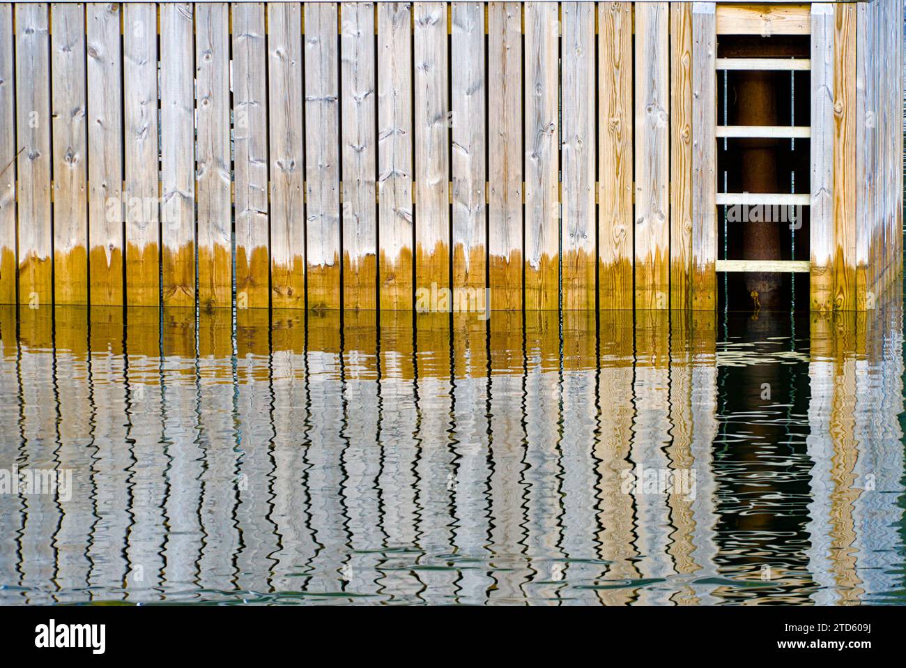Wood structure and it's reflection in the water Stock Photo - Alamy