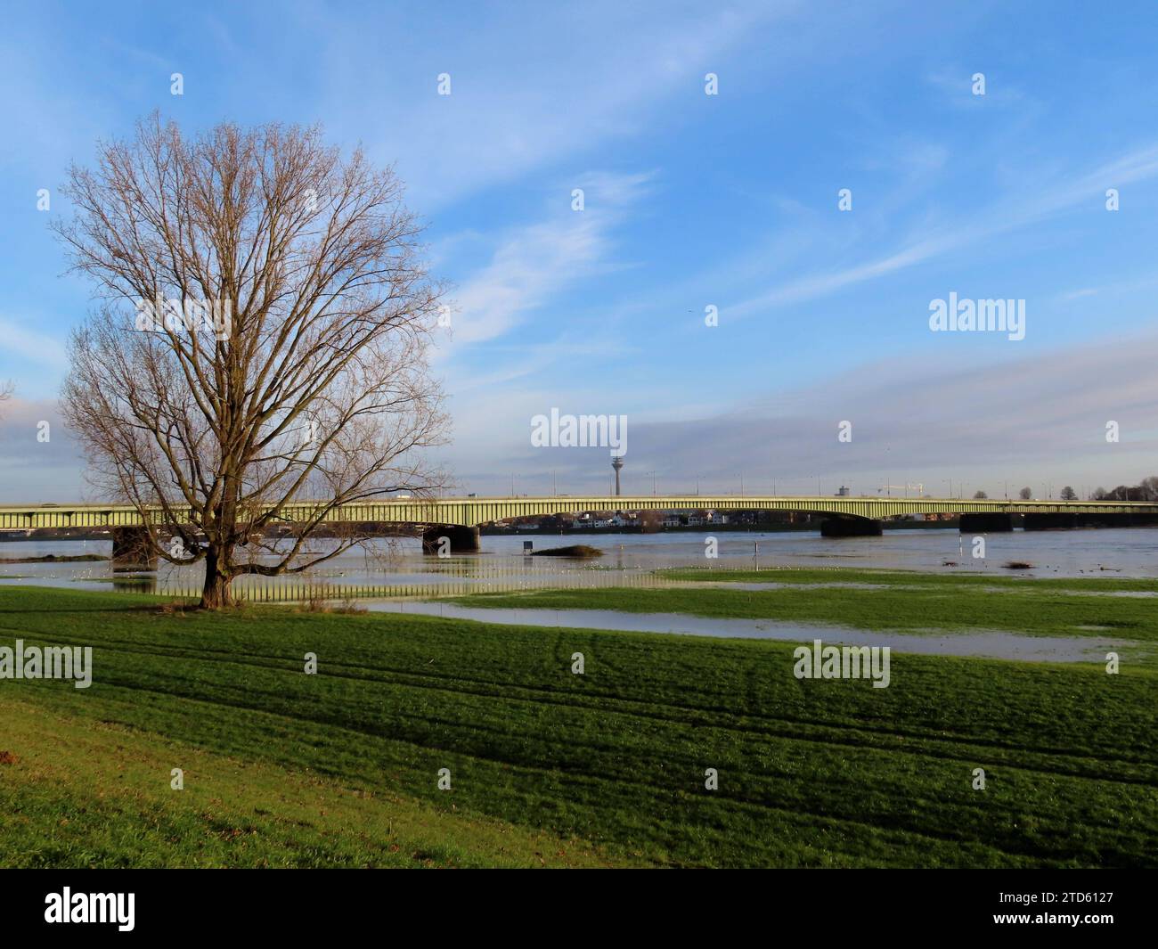 Im Rheinland und am Niederrhein heißt es jetzt Land unter Duesseldorf ...