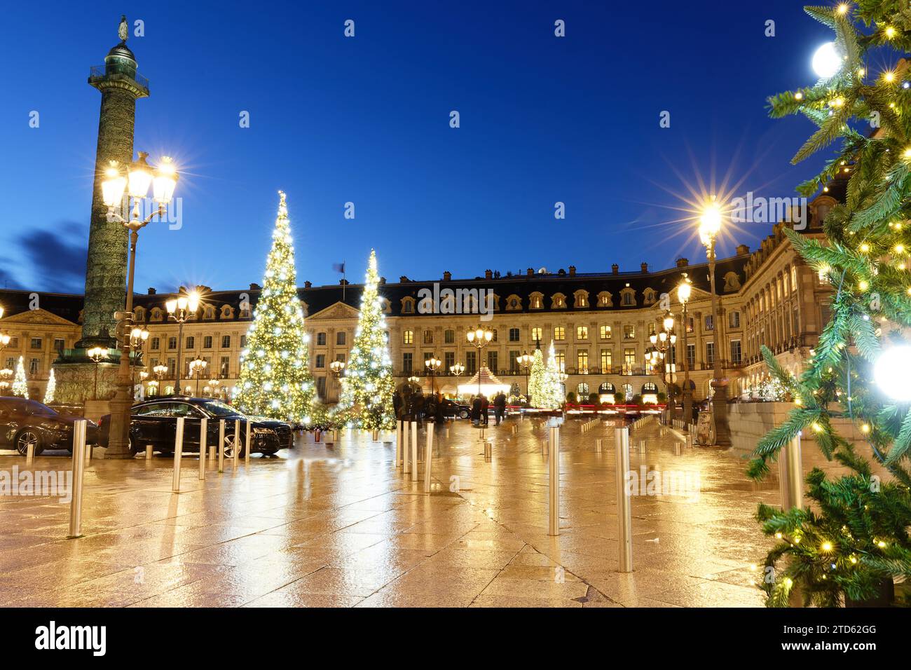 Vendome column with statue of Napoleon Bonaparte, on the Place Vendome ...