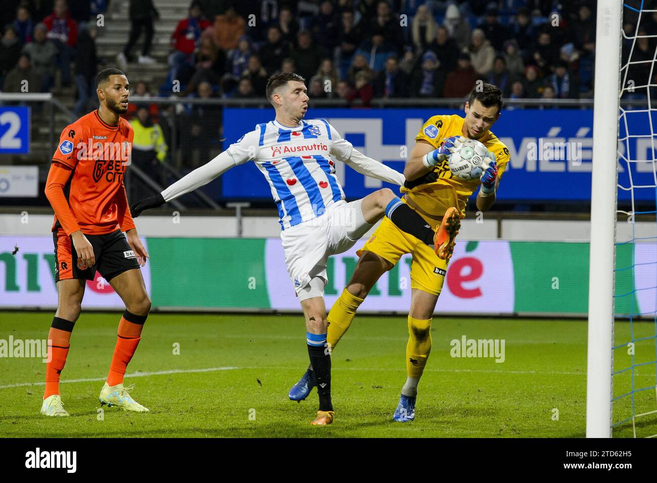 HEERENVEEN - (l-r) Xavier Mbuyamba of FC Volendam, Pelle van Amersfoort ...