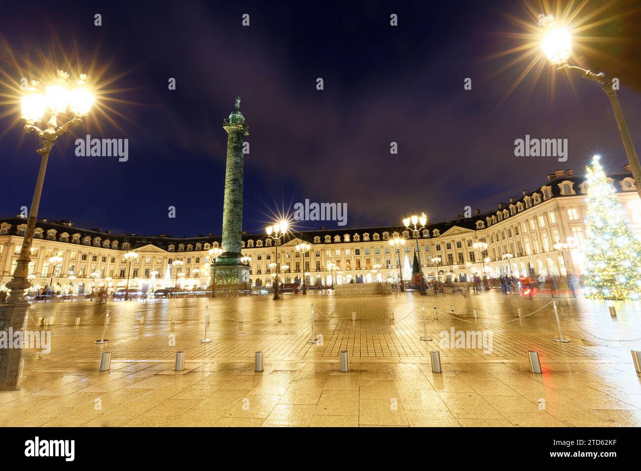 Vendome column with statue of Napoleon Bonaparte, on the Place Vendome ...