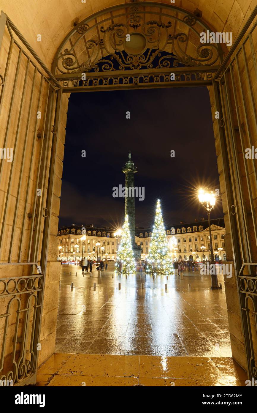 Vendome column with statue of Napoleon Bonaparte, on the Place Vendome ...