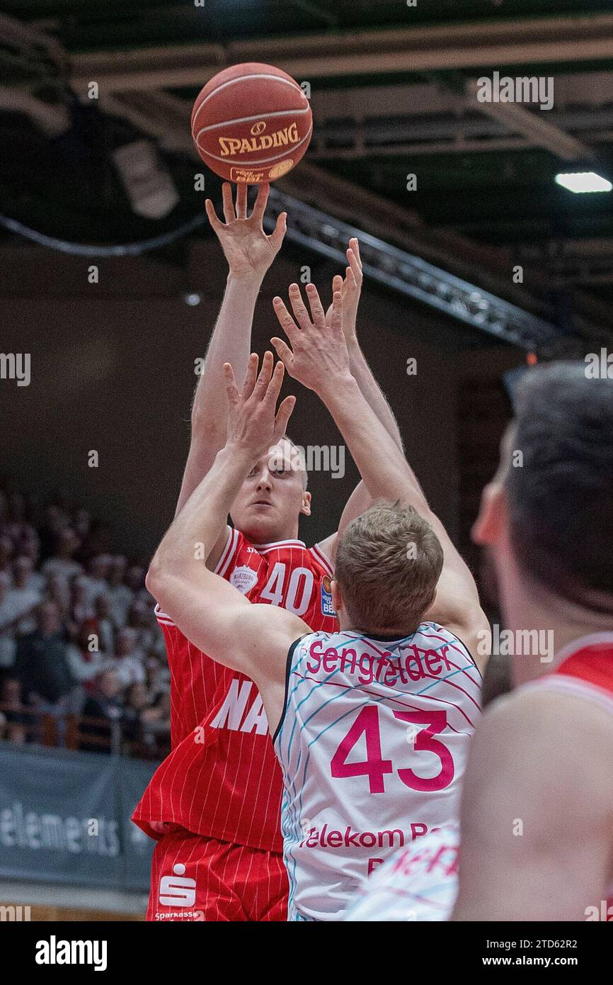 Bild: v. l. Collin Welp (Wuerzburg Baskets, 40) und Christian ...