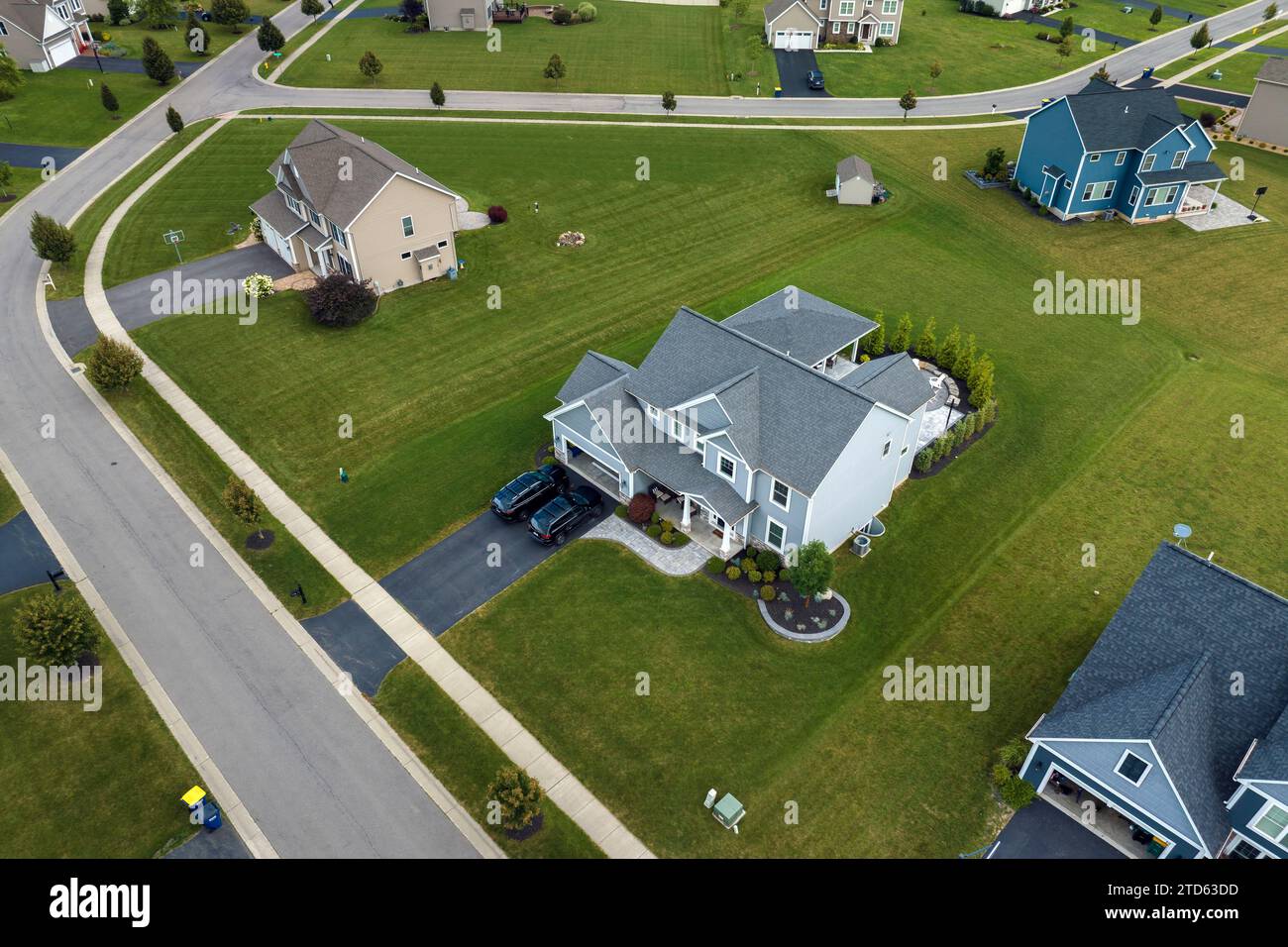 Housing market in the USA. Residential homes in suburban sprawl ...