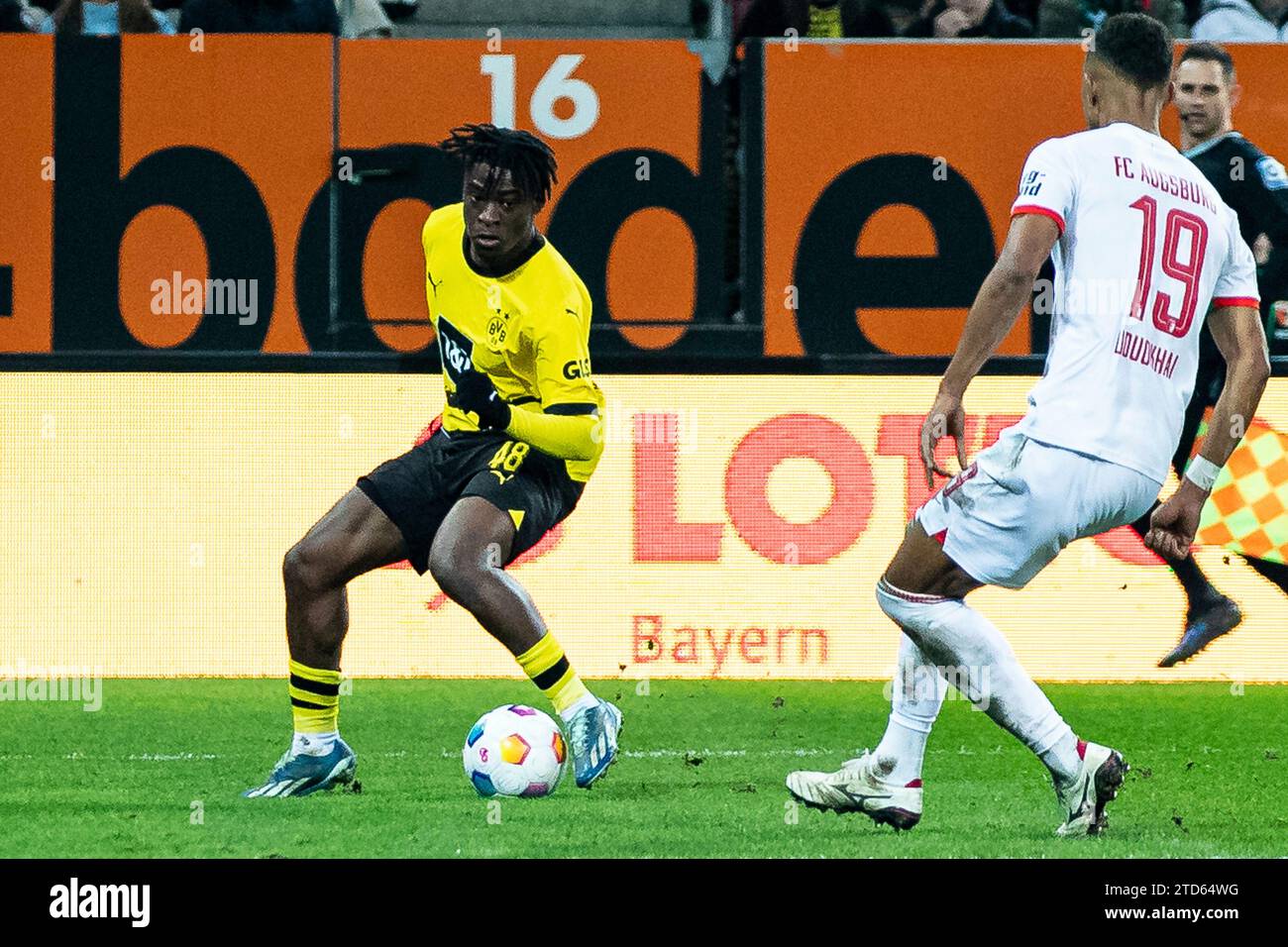 Samuel Bamba (Borussia Dortmund #48), Felix Uduokhai (FC Augsburg #19 ...
