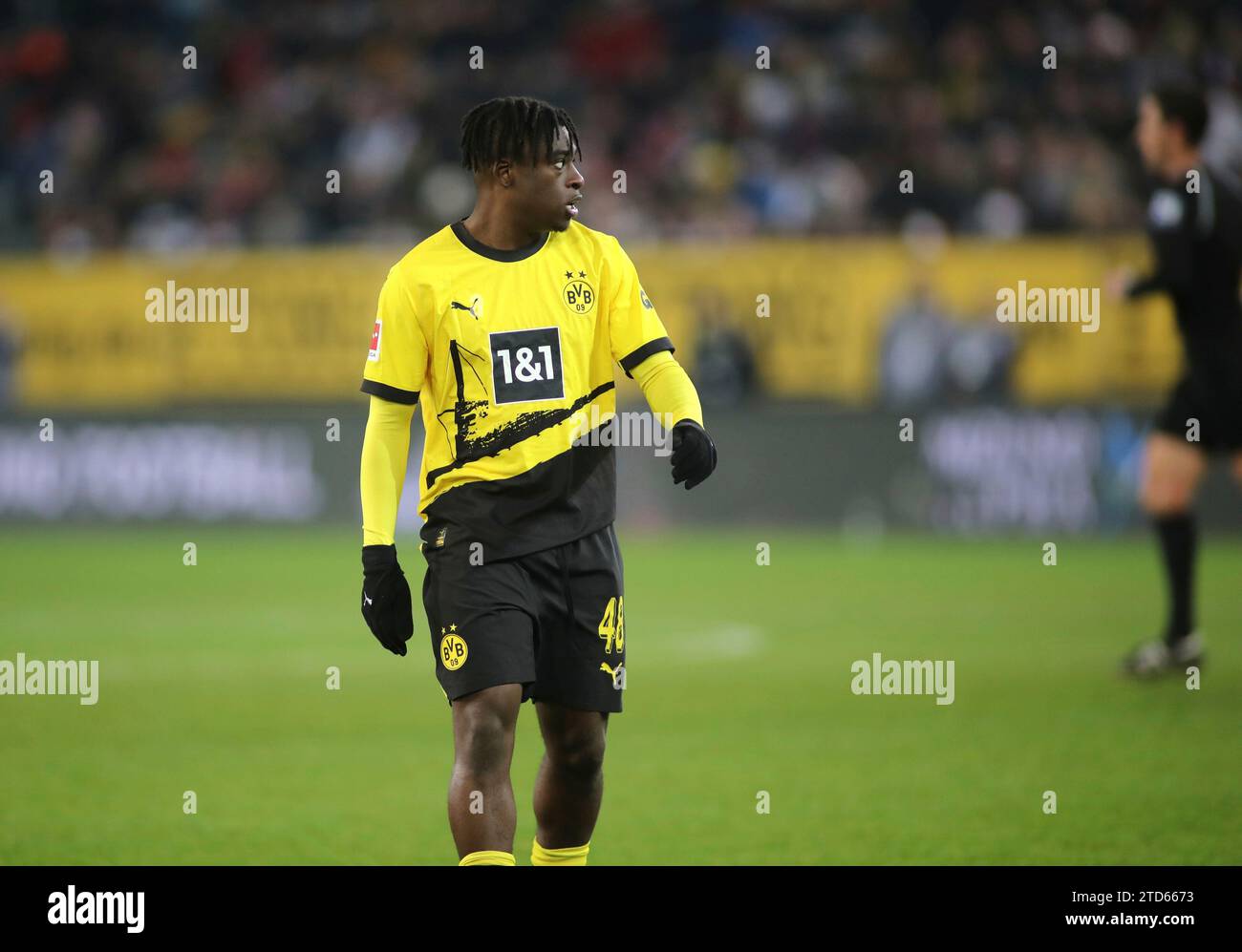 Samuel bamba borussia dortmund mit blick nach links hi-res stock ...