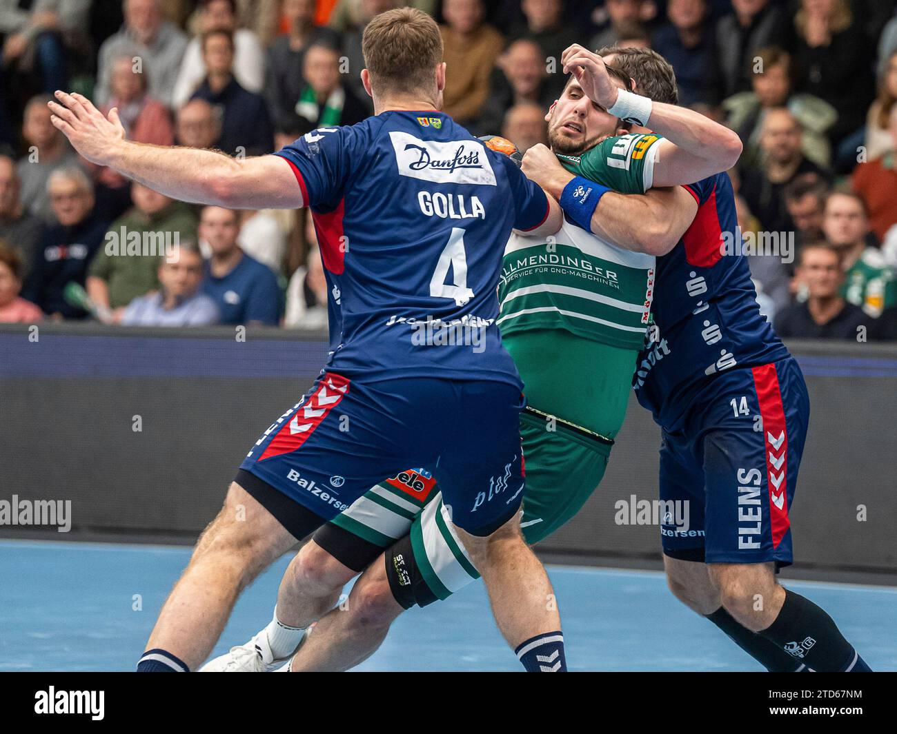 Josip Sarac (Frisch auf Goeppingen, #13) im Duell mit Teitur Einarsson ...