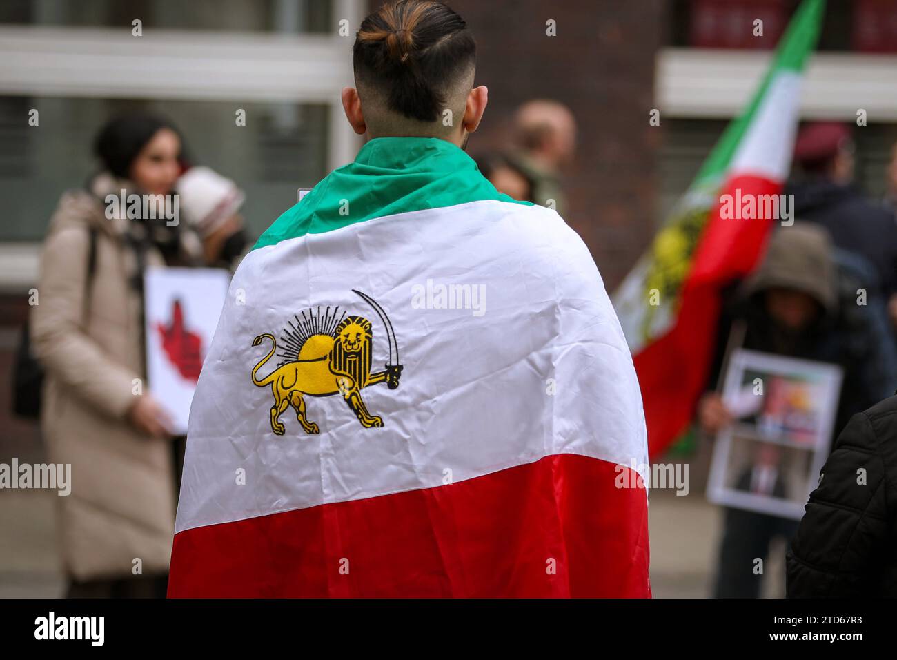 16.12.2023, Düsseldorf, Demonstration gegen das Mullah-Regime im Iran ...
