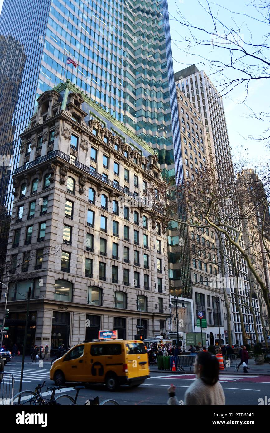 Buildings on 40th street and 5th avenue just south of New York Public ...