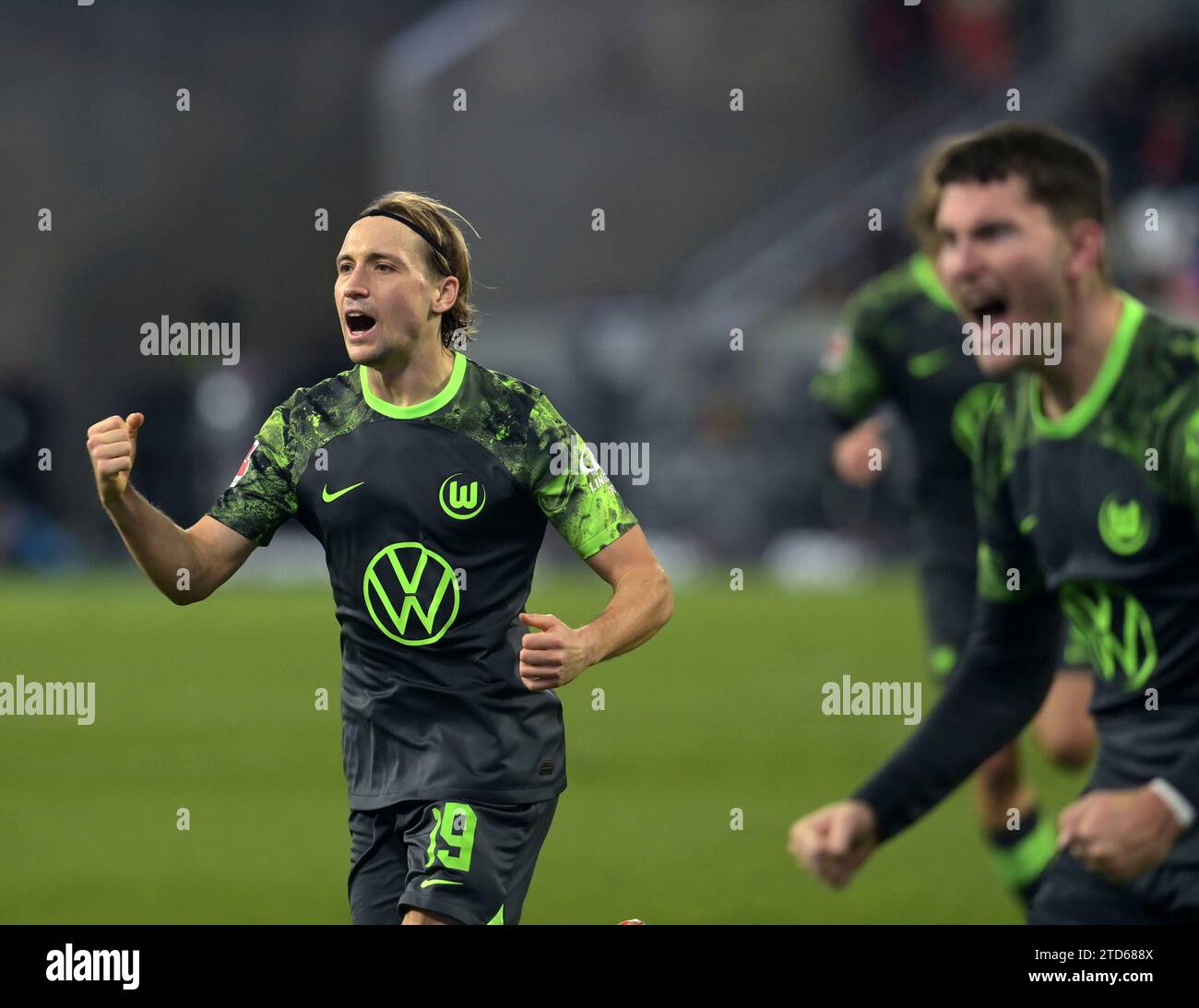 Lovro Majer. jubelt nach seinem. Tor zum. 1:0 mit Jonas. Wind. (re ...