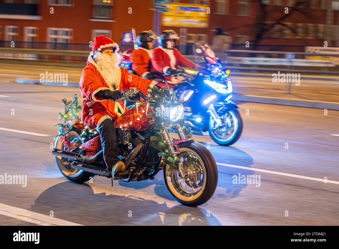 Teilnehmer der 26. Christmas Bikertour quer durch Berlin am Bahnhof ...