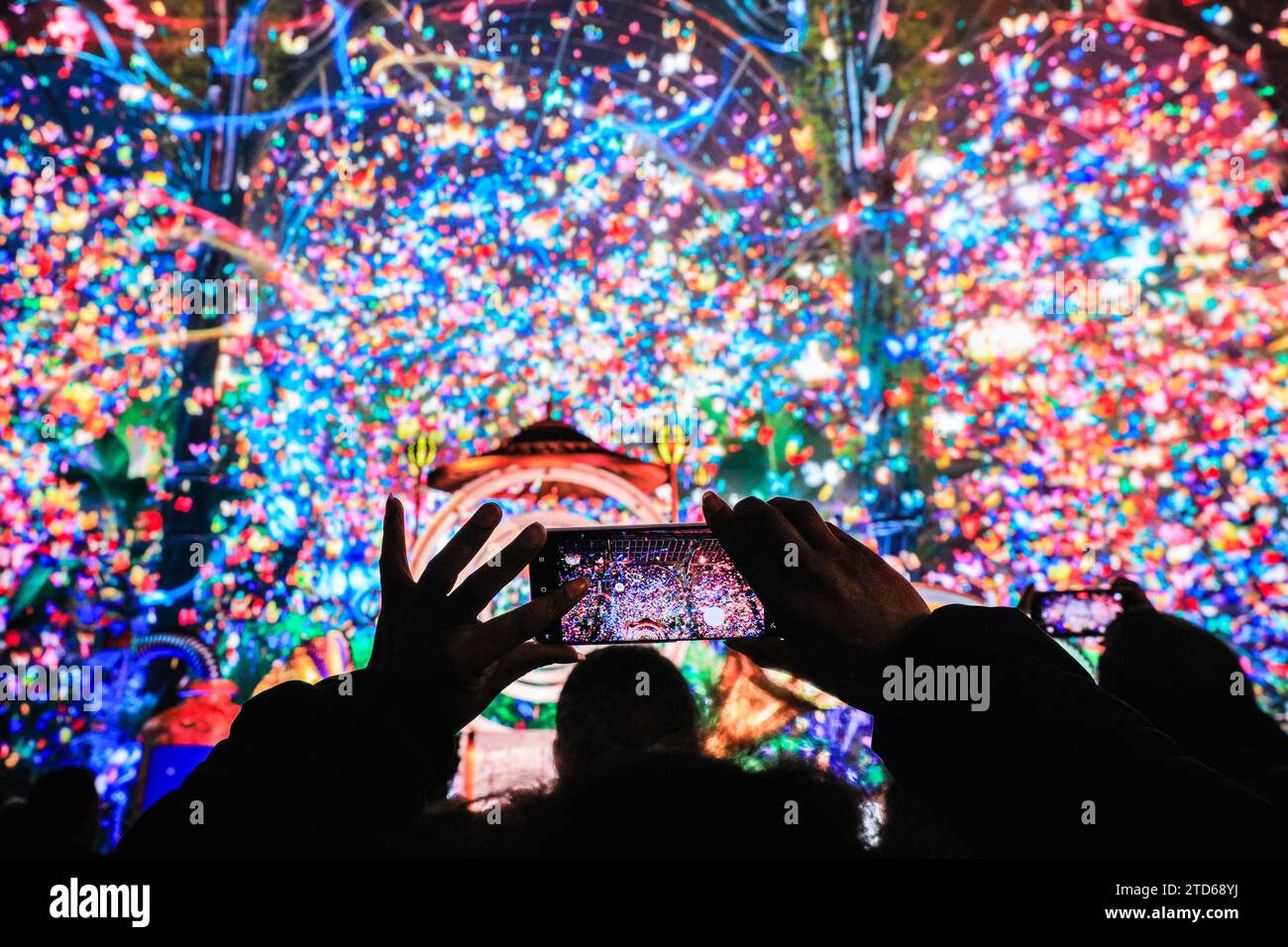 London, UK. 16th Dec, 2023. A visitor takes photos of the "The ...