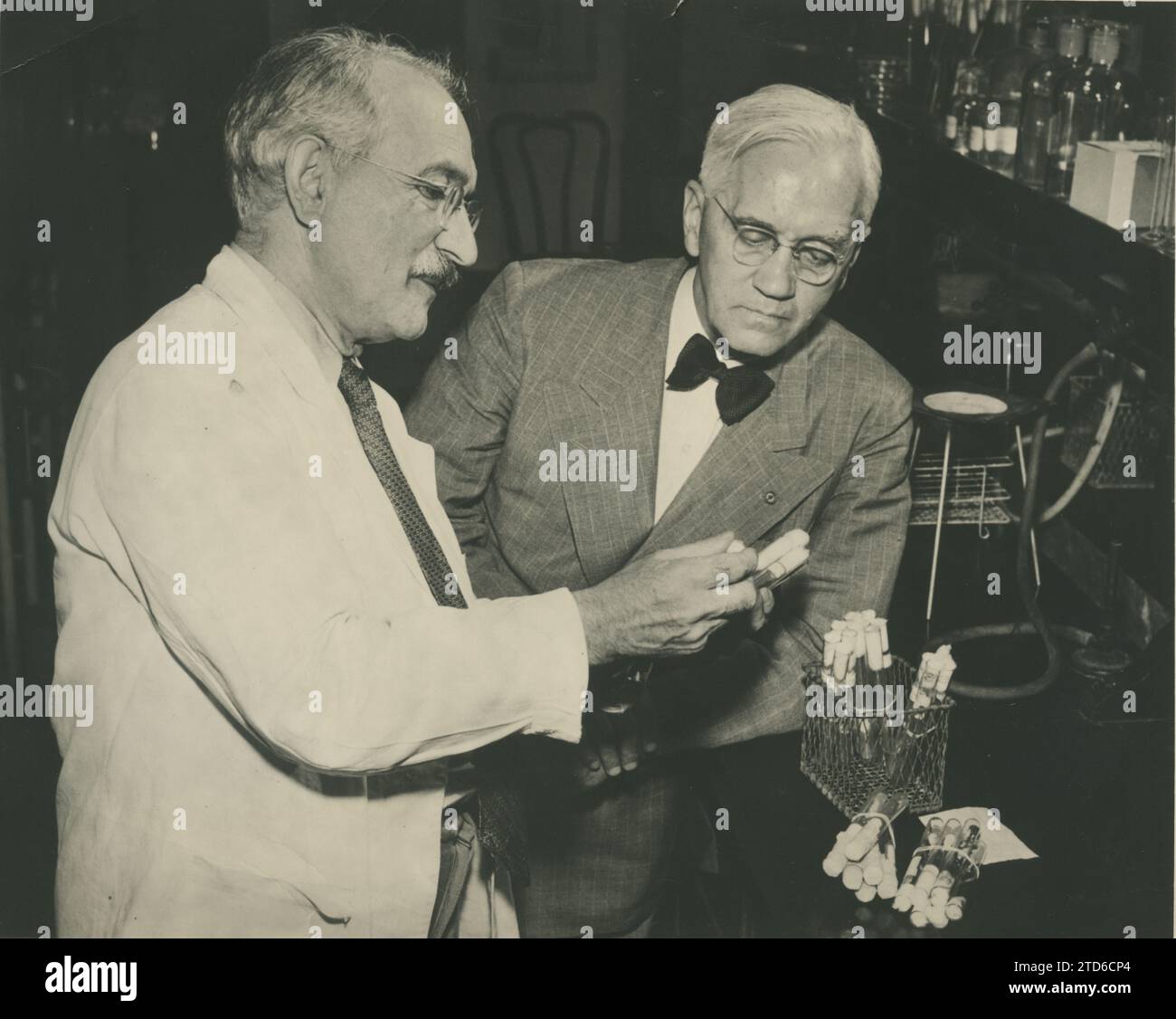 New Jersey (United States), 1949. Professor Waksman (left), showing ...
