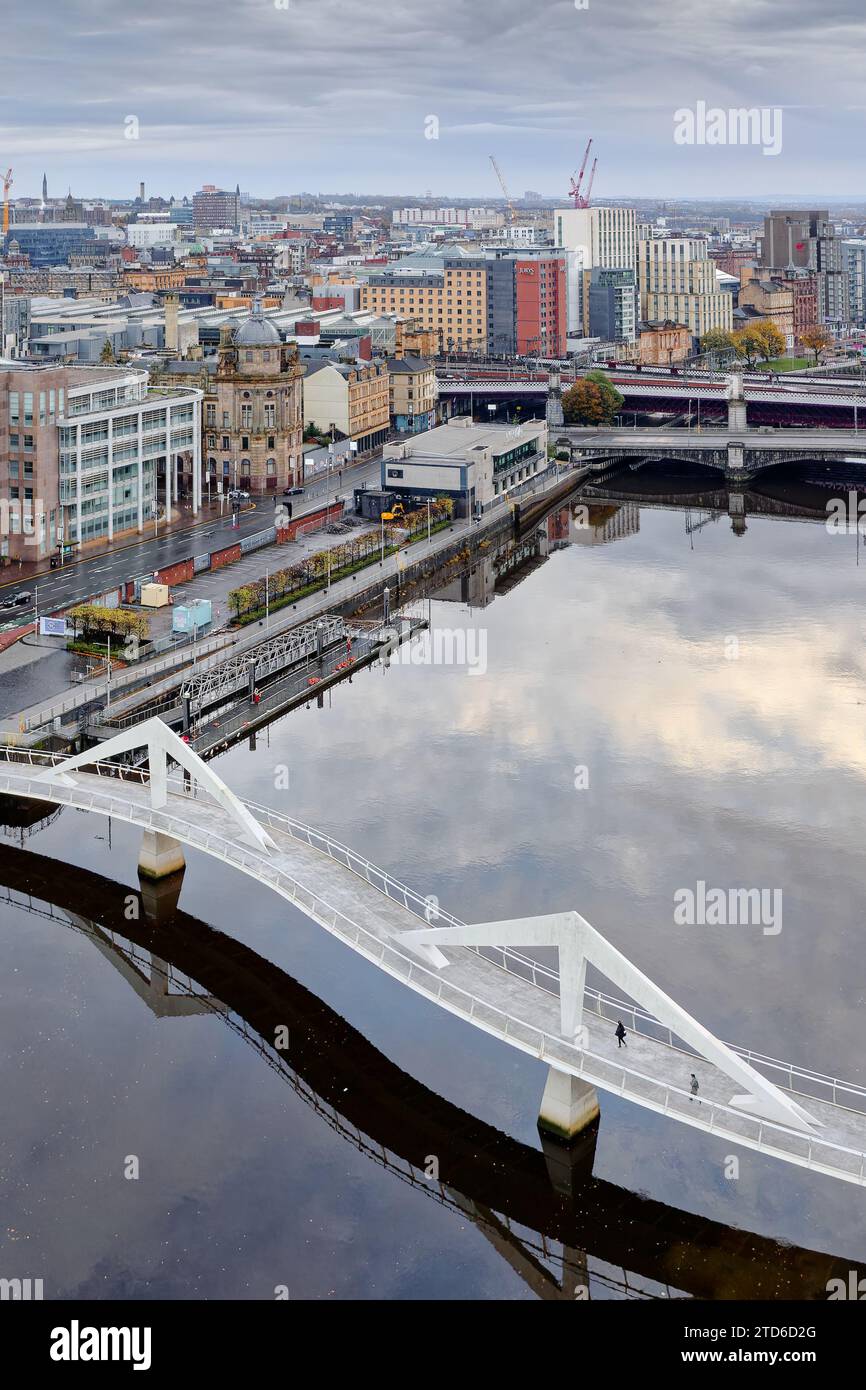 The Squiggly Bridge crossing the River Clyde to Broomielaw Stock Photo ...