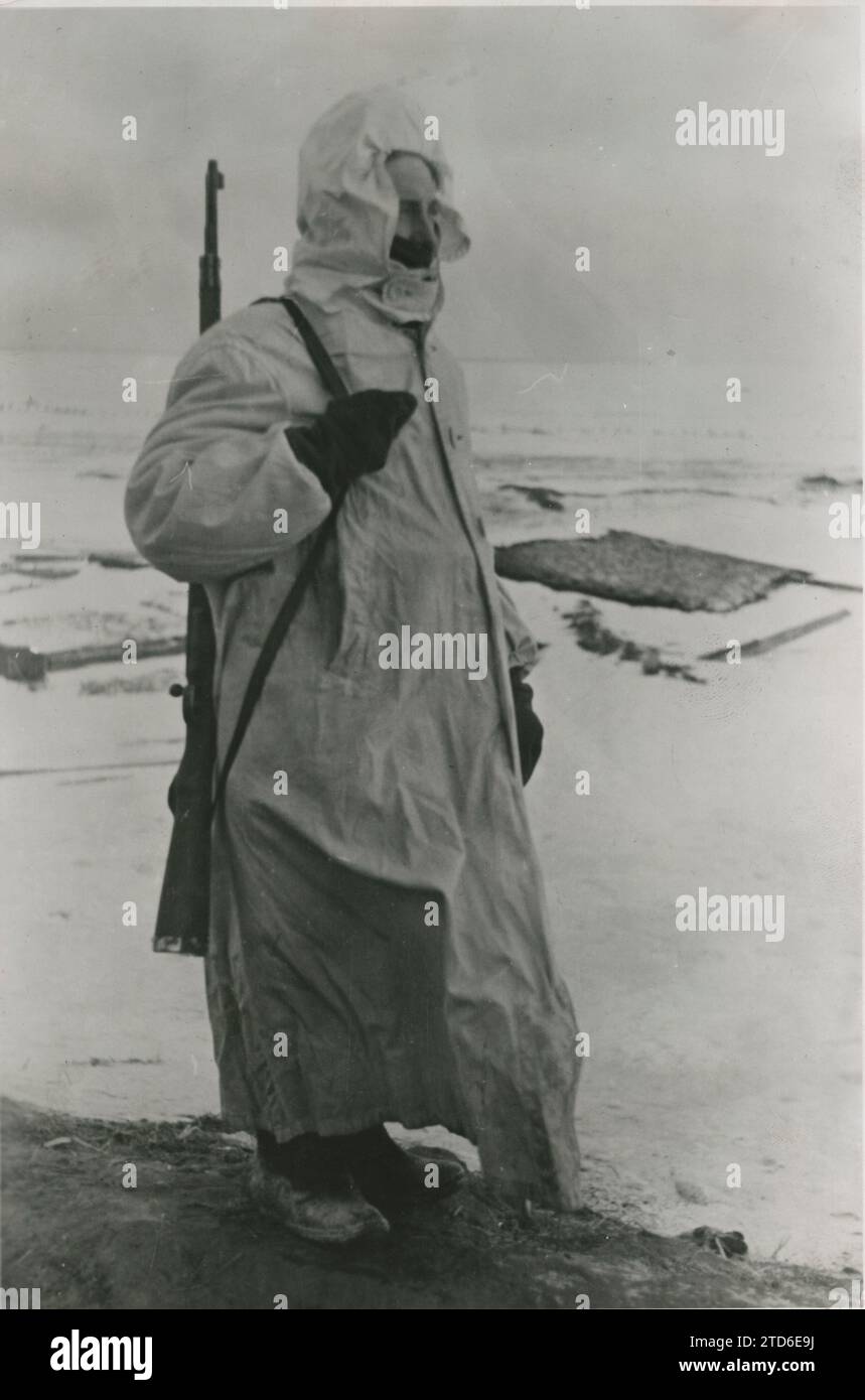 Russia. January 1942. A soldier covered with the special white coat ...