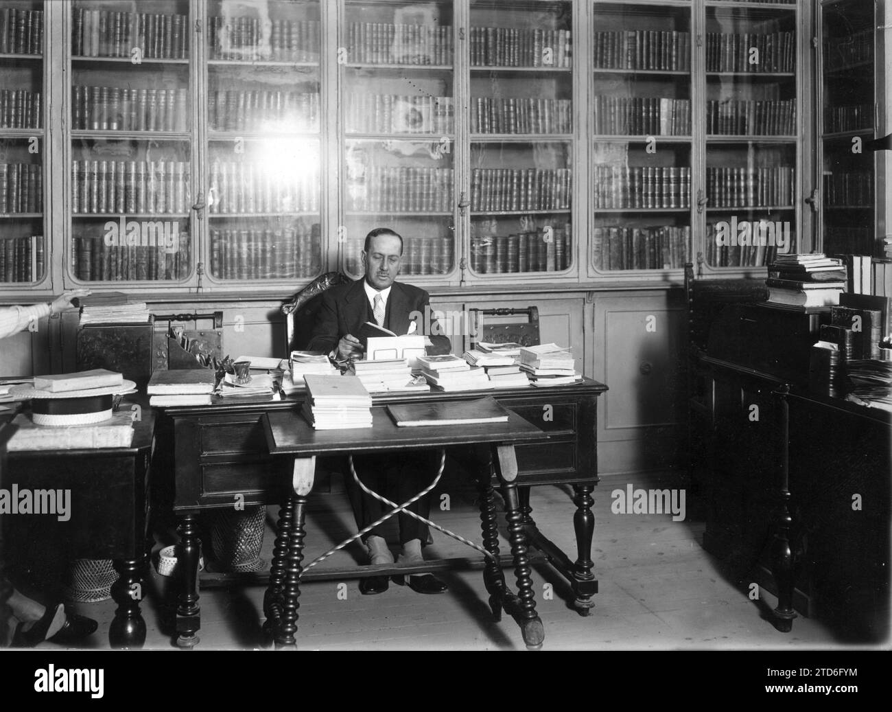 12/31/1919. The director of the newspaper library. Credit: Album ...