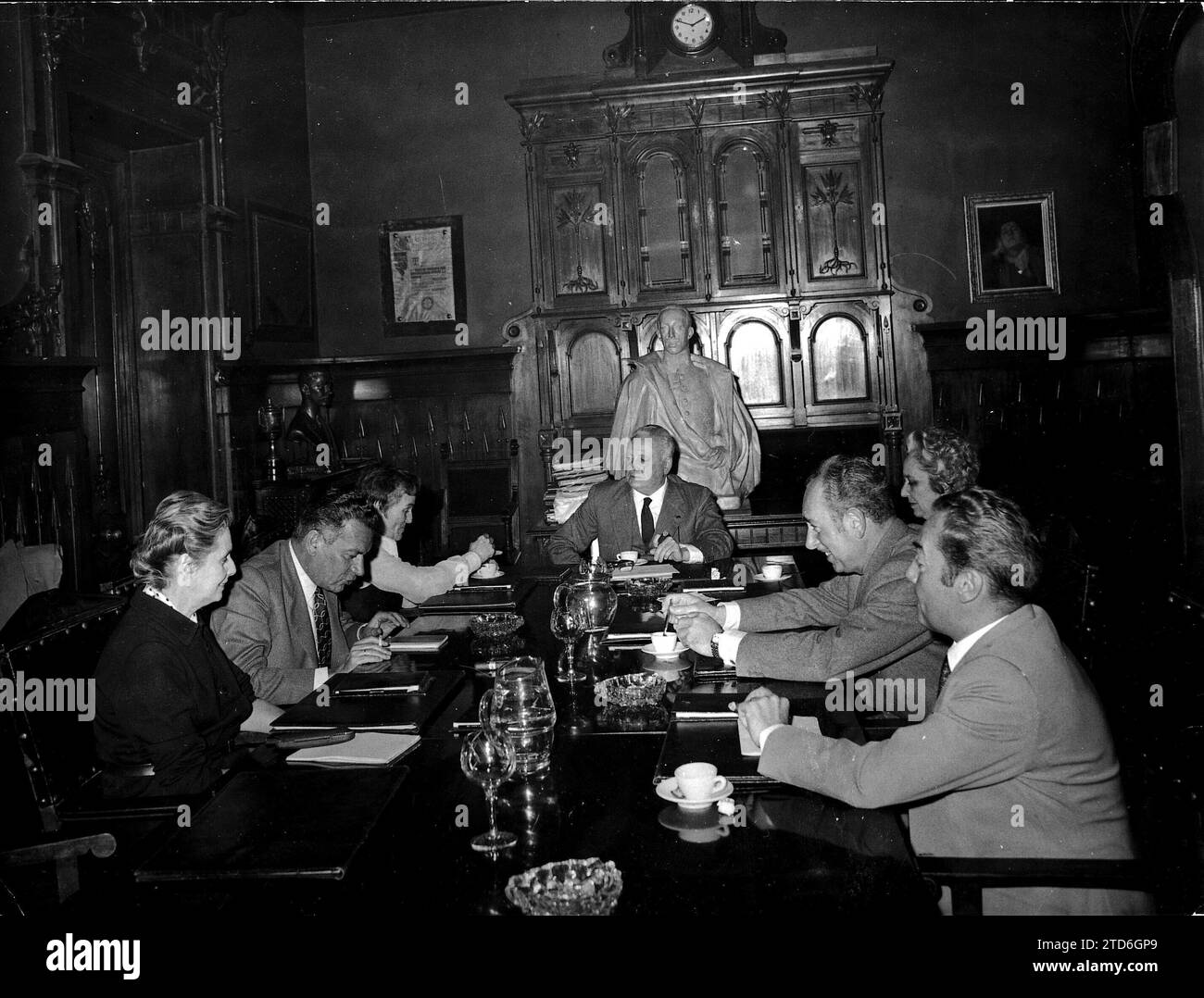 Madrid, 04/24/1971. Cavia Awards jury meeting. From left to right ...
