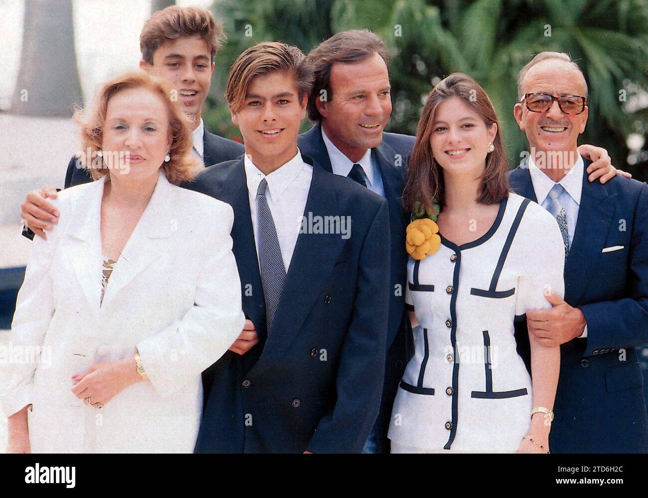Miami (United States), 06/02/1991. Singer Julio Iglesias poses with his ...