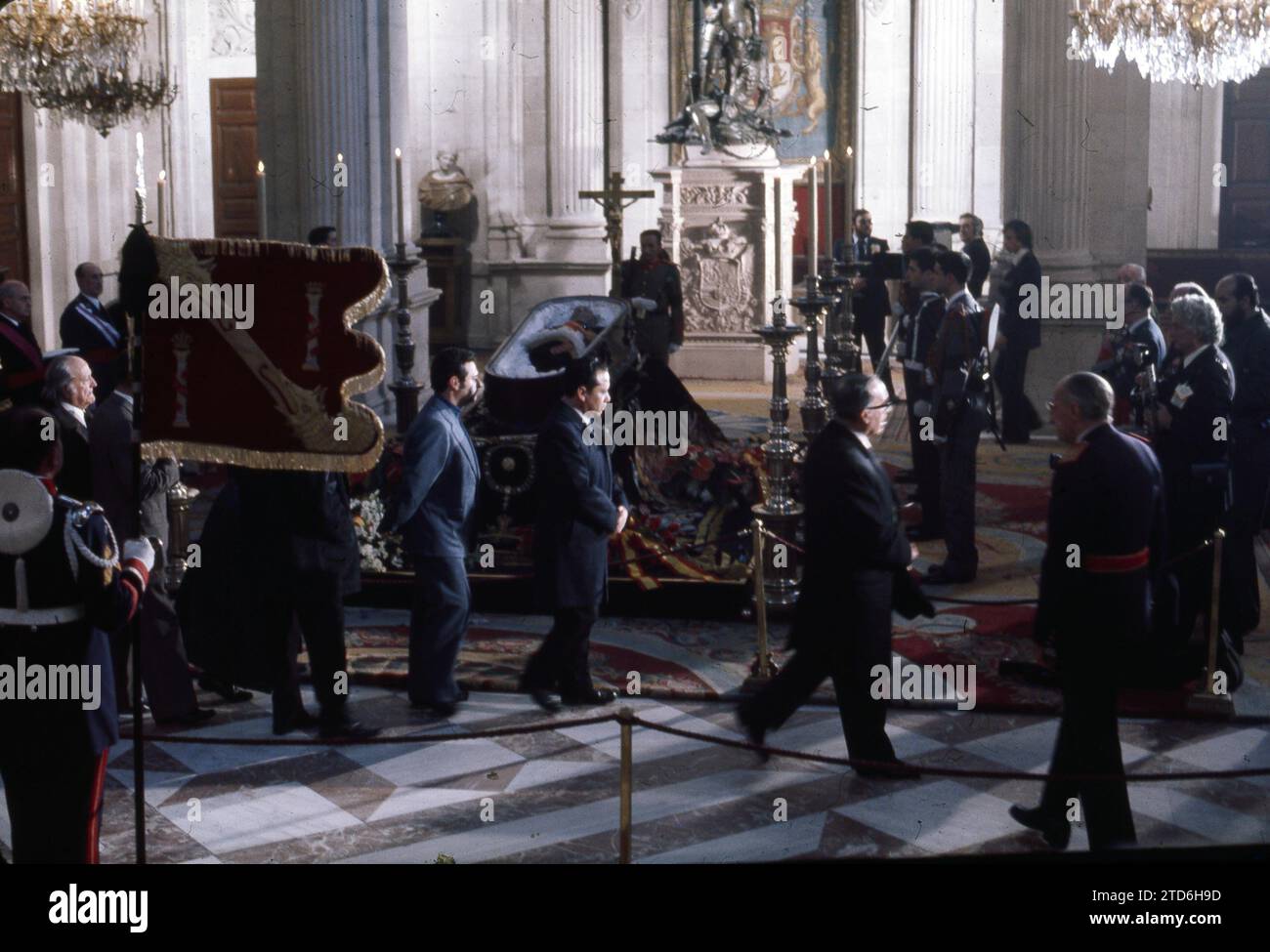 Madrid. 11/20/1975. Aspect of the incessant parade of people in front ...
