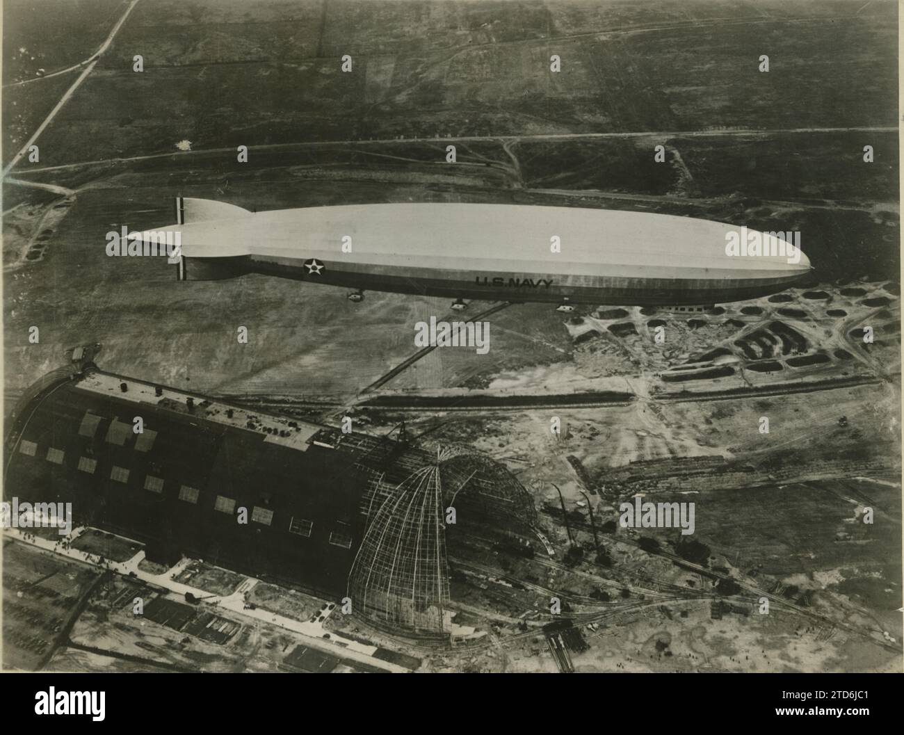 Akron (Ohio, United States), 10/31/1929. The USS Los Angeles airship ...