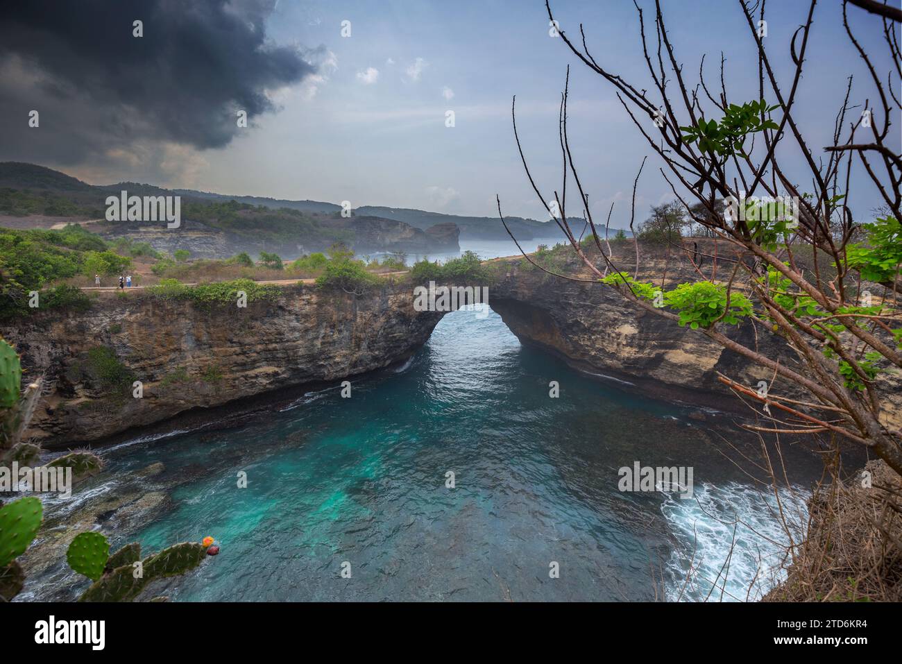 The picturesque unique rock formation of the Broken beach & Kelingking ...