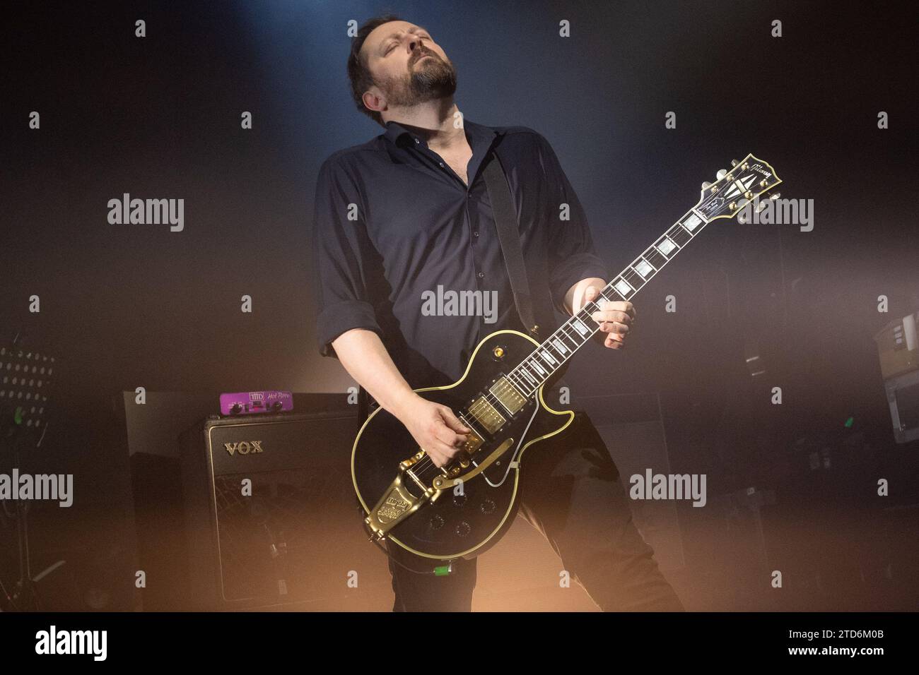 London, UK. 16 Dec 2023. Guitarist Richard Oakes of English rock band ...