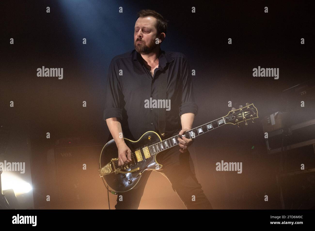 London, UK. 16 Dec 2023. Guitarist Richard Oakes of English rock band ...