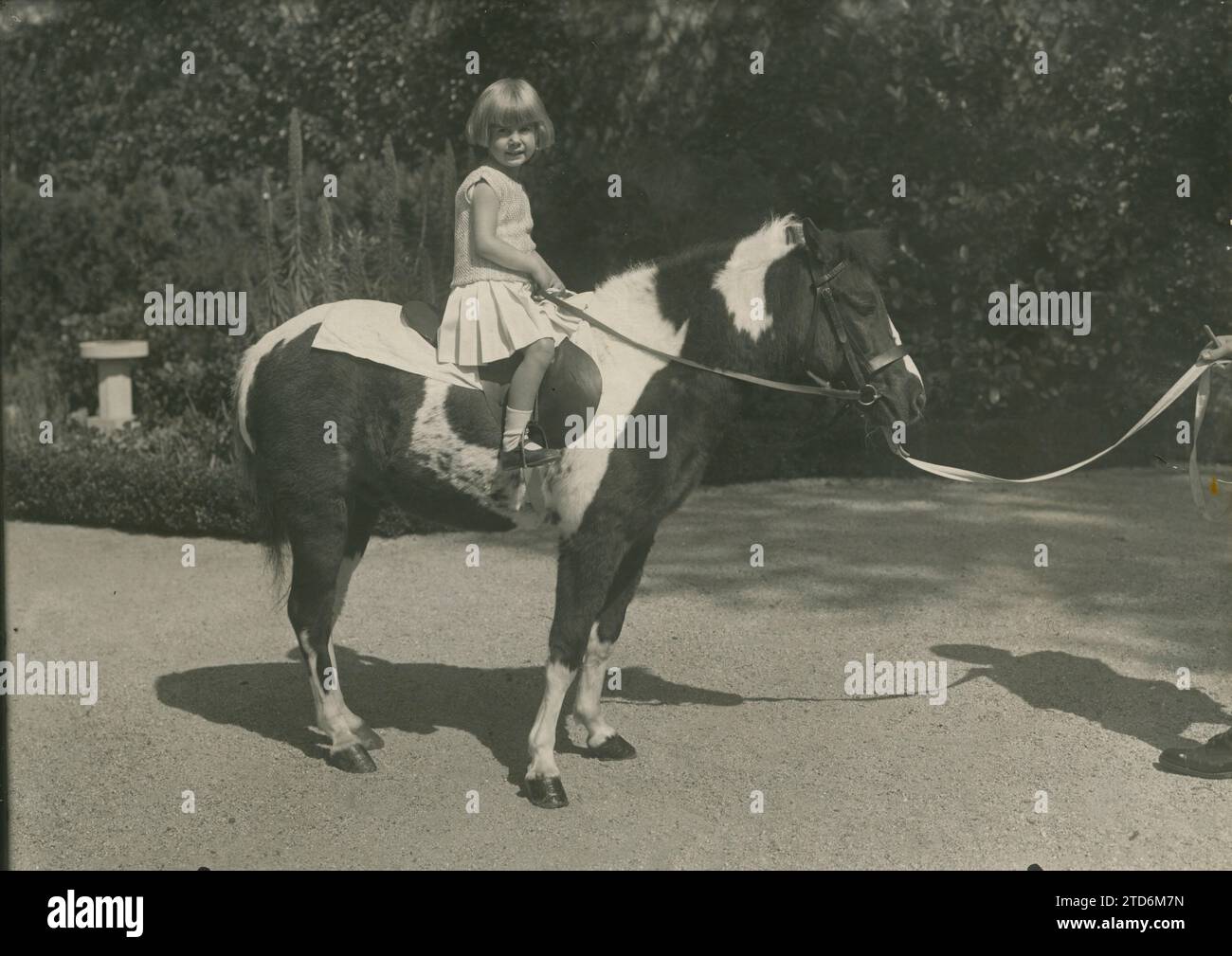 1933 (CA.). Childhood of the Duchess of Alba. In the image, on a pony ...