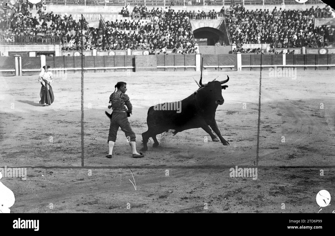 06/01/1911. Vicente Pastor finishing a pass to the Bull first. Credit ...