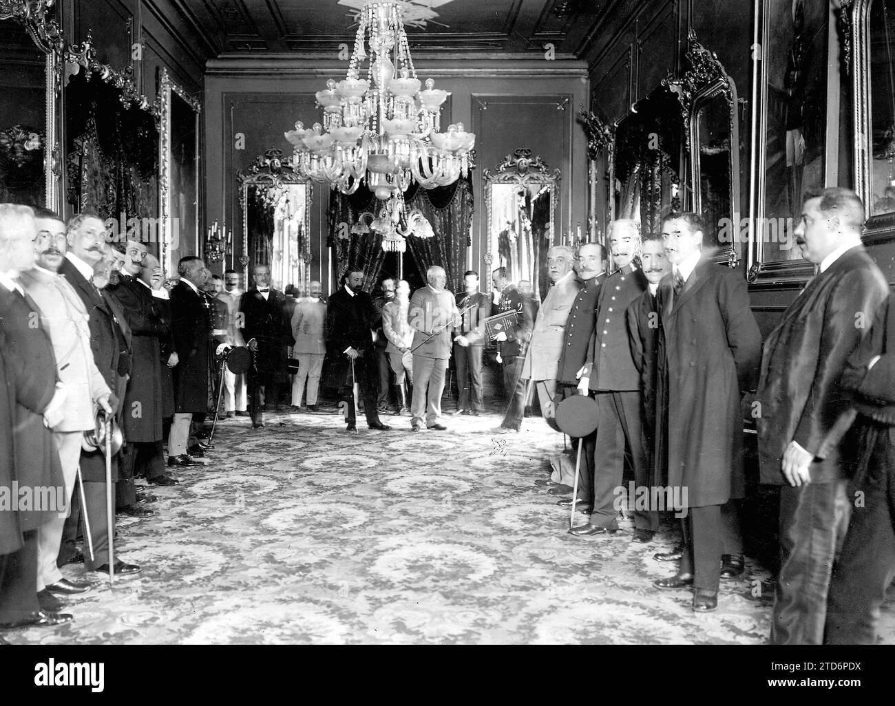 06/25/1909. Seville, tribute to Mr. Rodríguez Caso. In the throne room ...