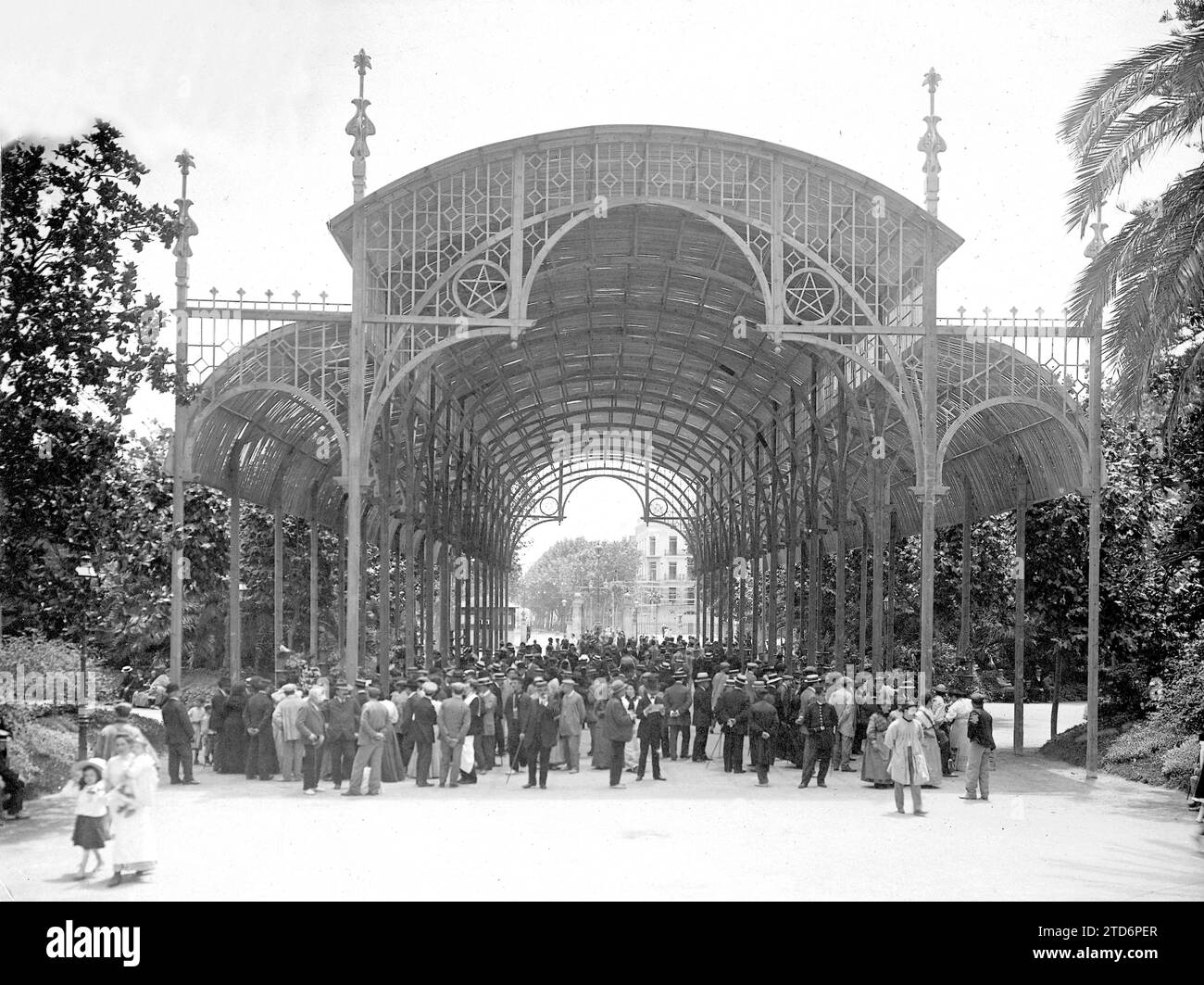 Valencia, 06/19/1909. A monumental construction. The new shade for the ...