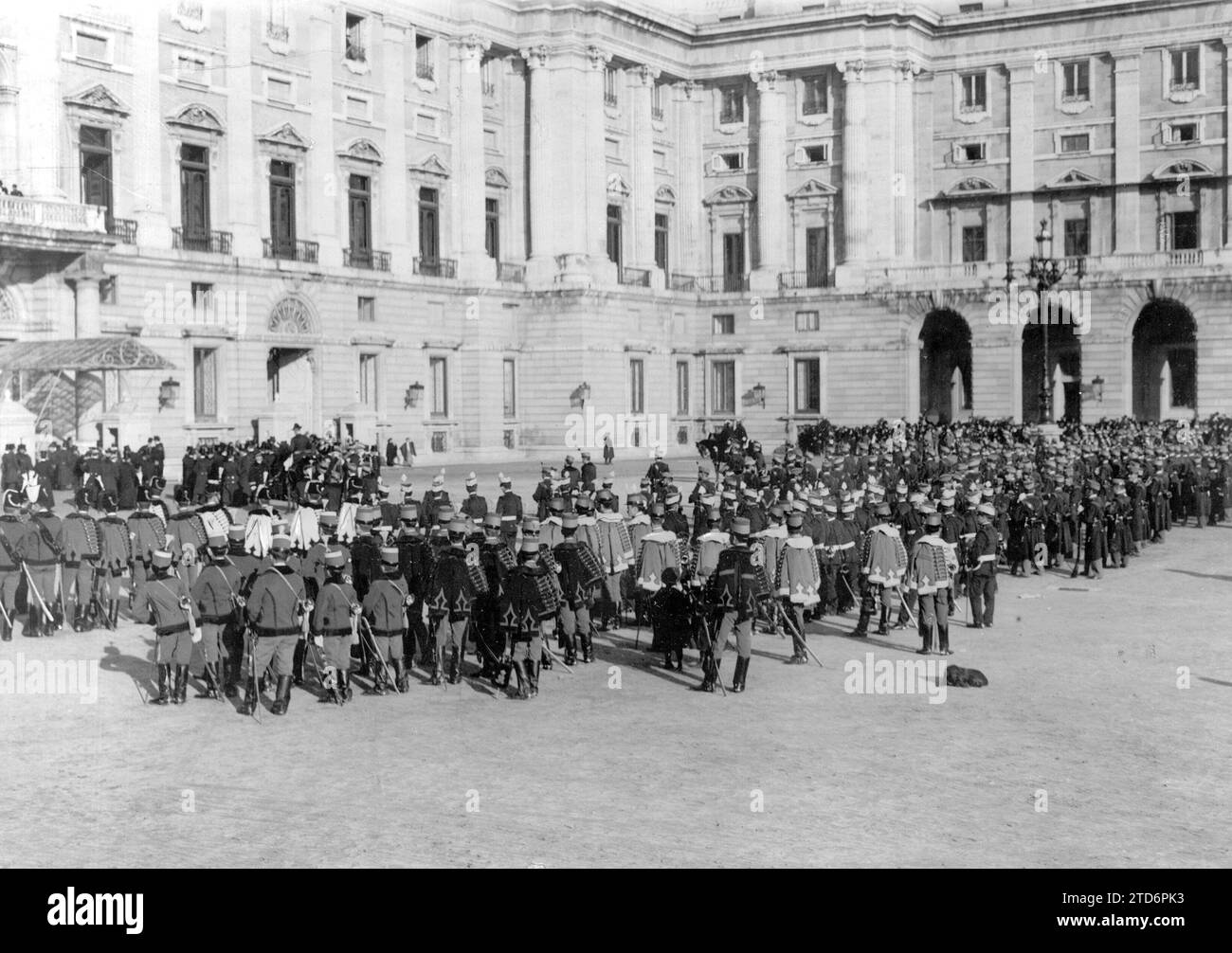 Madrid, 1/23/1908. The military musicians of the garrison playing in ...