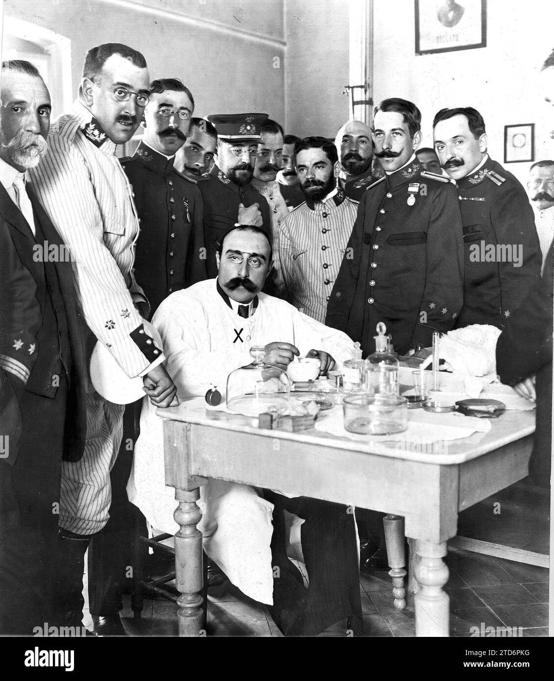 Doctor preparing an injection Black and White Stock Photos & Images - Alamy