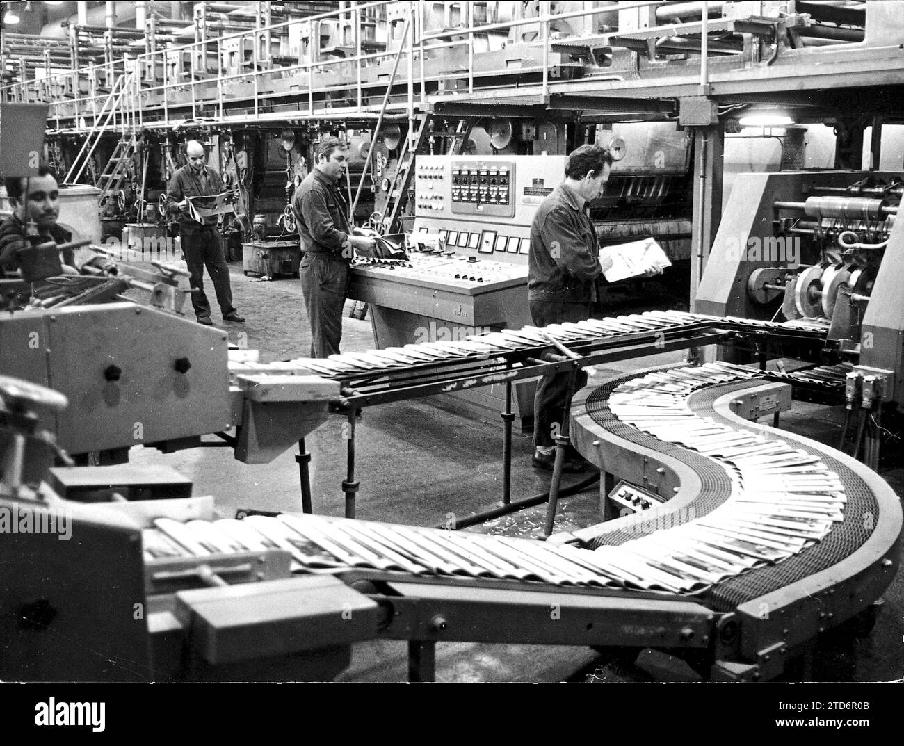 01/01/1977. Spanish Press. Decks. Rotating. The modernization of the ...