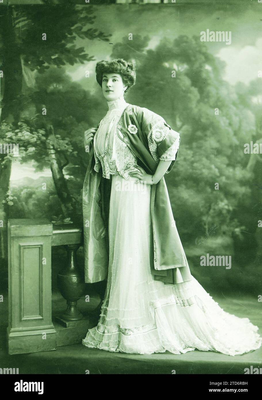 06/30/1907. Women's Fashion.Soiree Outfit. This elegant model from the ...
